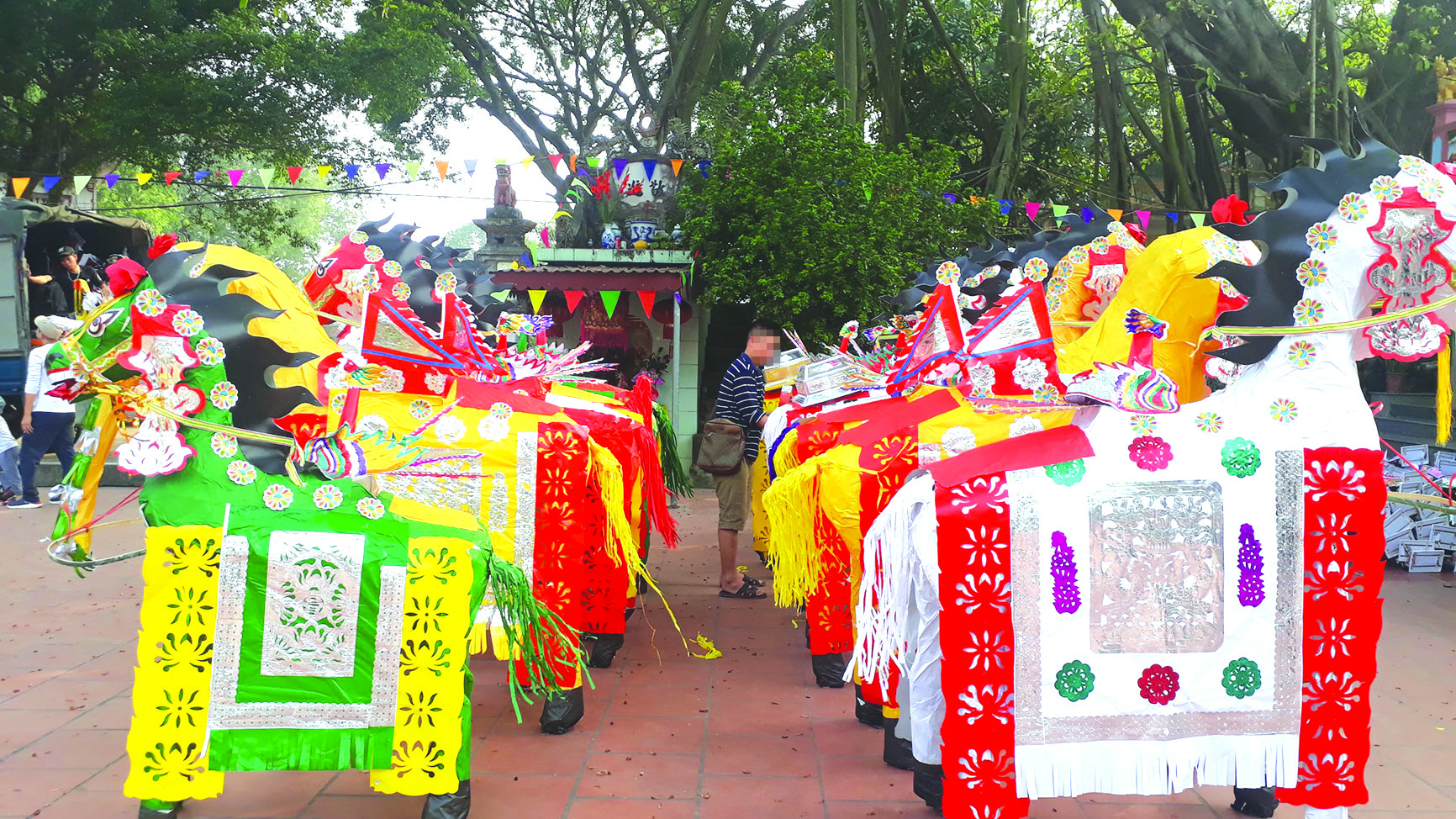 Khoảng lặng lễ hội để nhìn rõ về tục đốt vàng mã