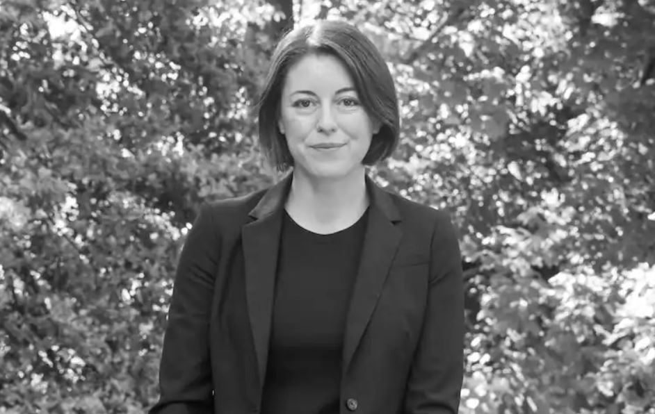 Nữ phi công tiêm kích Alex Dietrich được cả nước Mỹ săn đón vì UFO