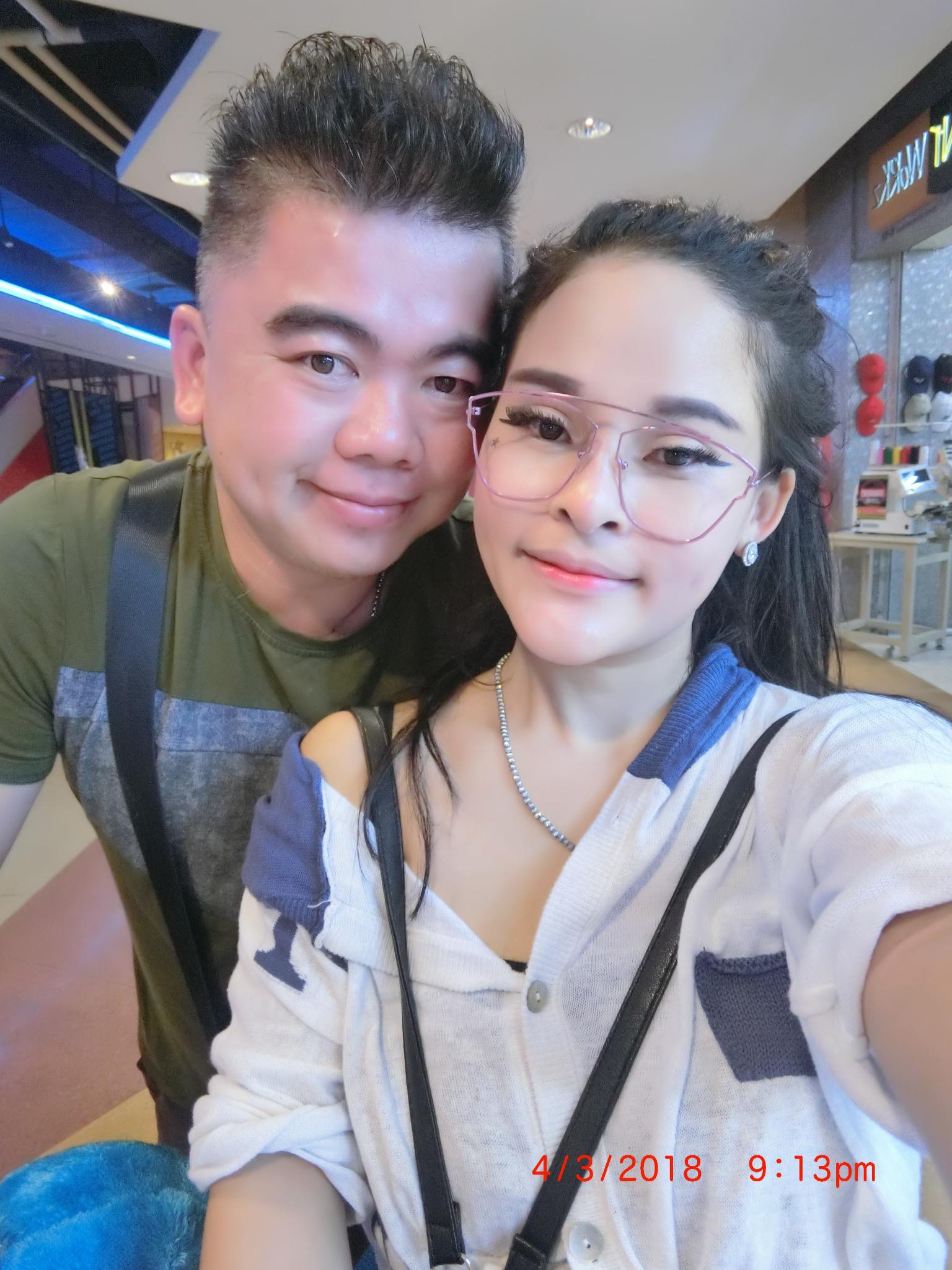 Quyết cưới sau 1 tuần gặp mặt, vợ xuống tóc cầu nguyện khi cho chồng ...