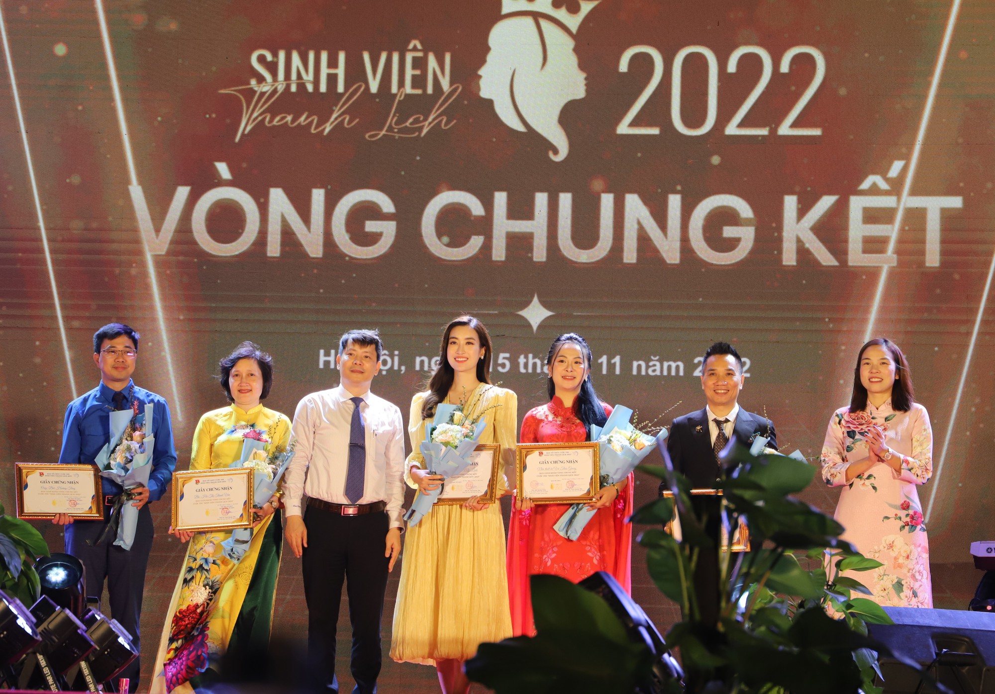 16 thí sinh tỏa sáng trong đêm chung kết Cuộc thi Sinh viên thanh lịch 2022
