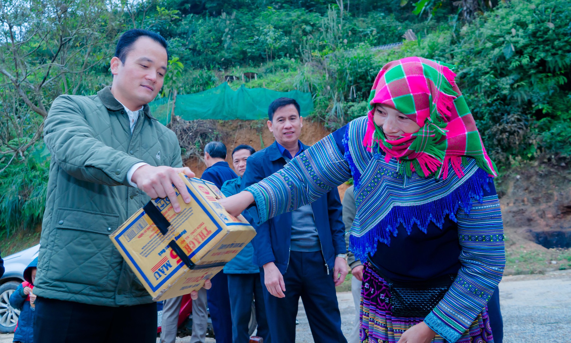 Trao 24 con bò giống cho người dân xã nghèo nhất Lào Cai