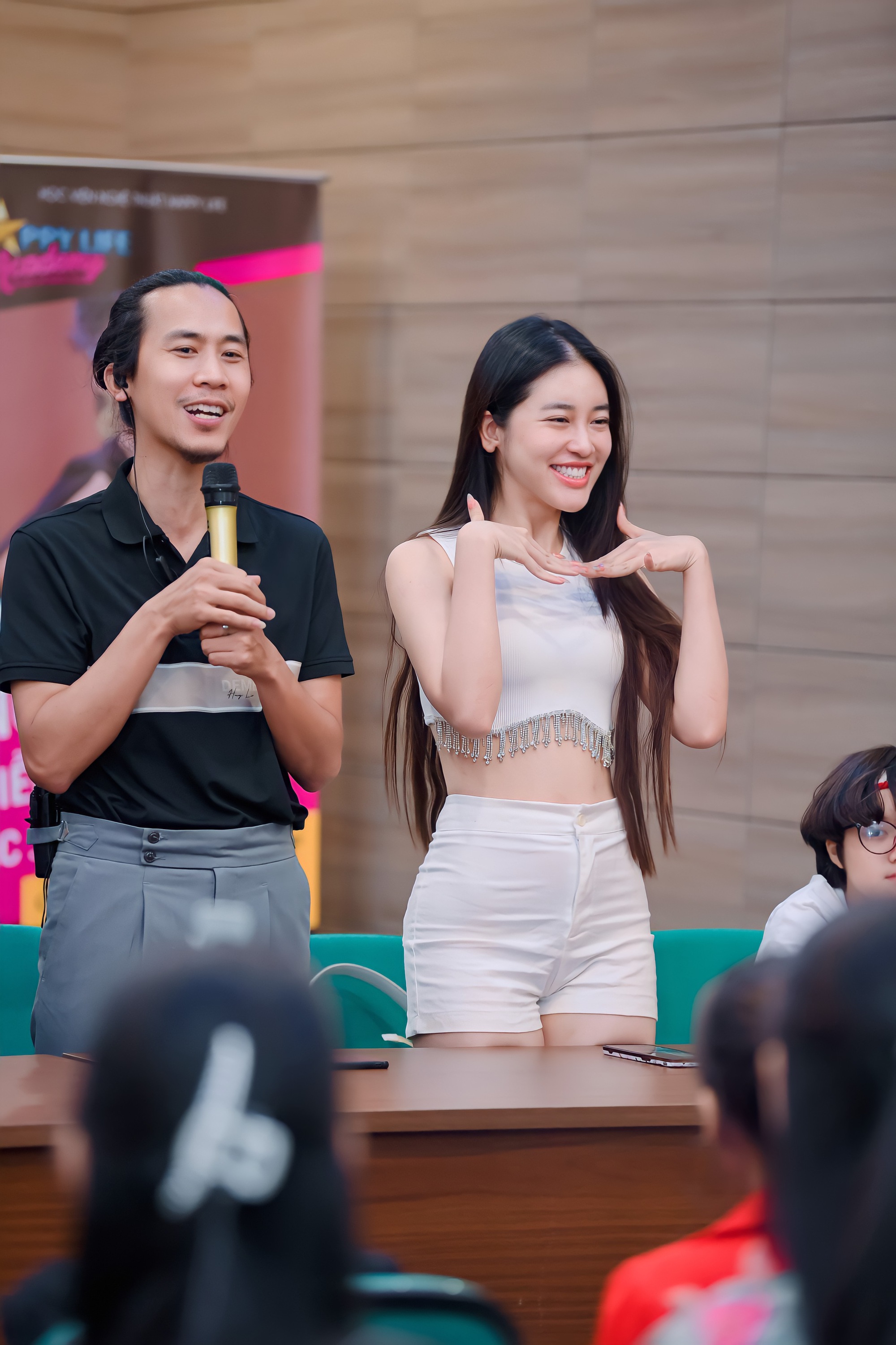 Top 10 Hoa hậu Hoàn vũ Việt Nam Vũ Quỳnh Trang chọn Đại sứ Áo dài Trẻ em