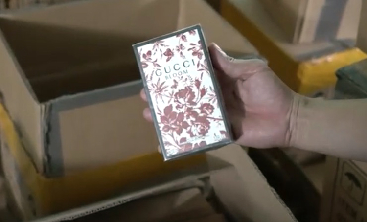 Hàng hiệu fake lên ngôi khi người tiêu dùng cũng... tiếp tay