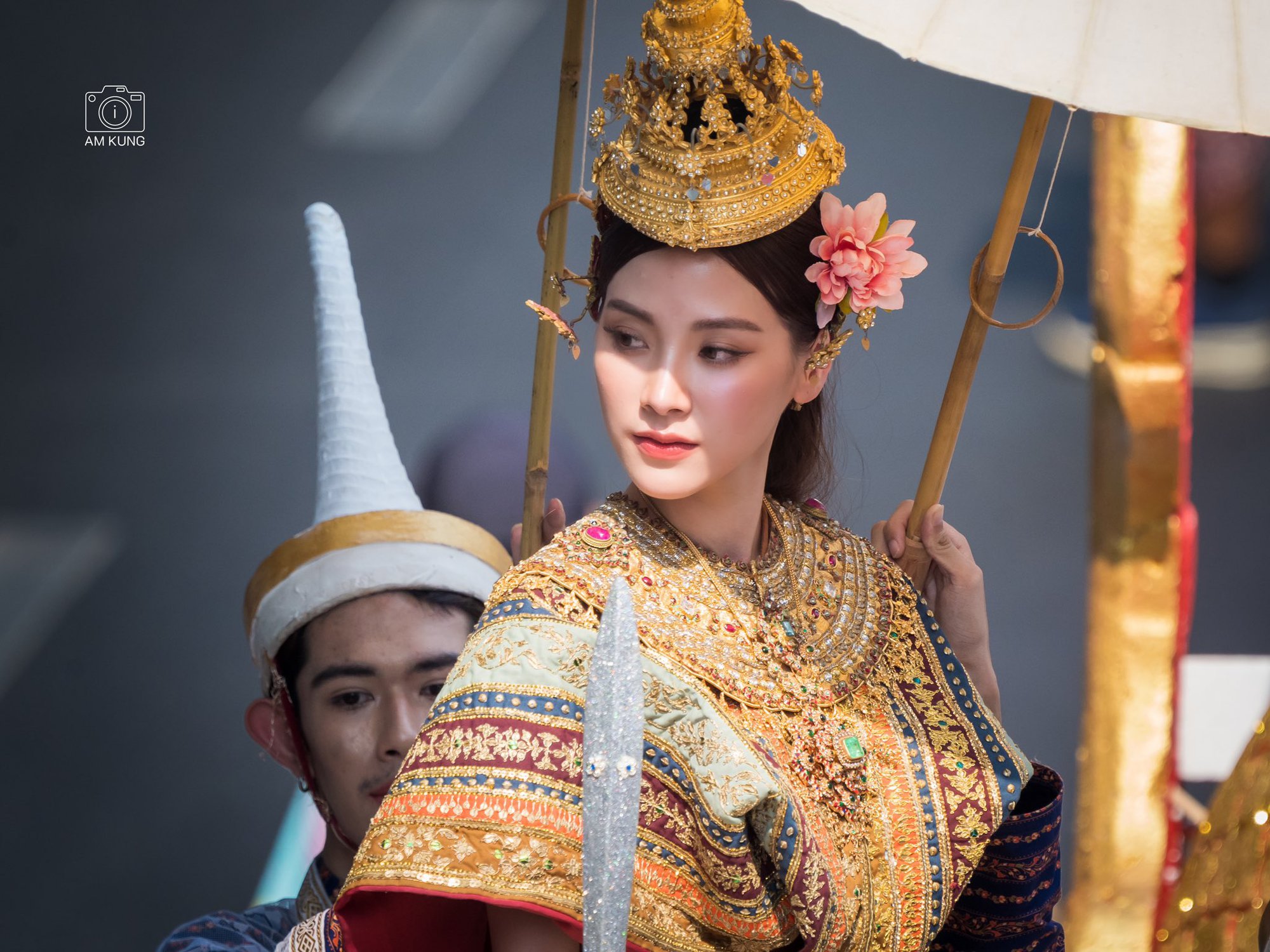 Baifern Pimchanok hóa nữ thần Songkran 2023, khoe visual mãn nhãn giữa đường phố Siam