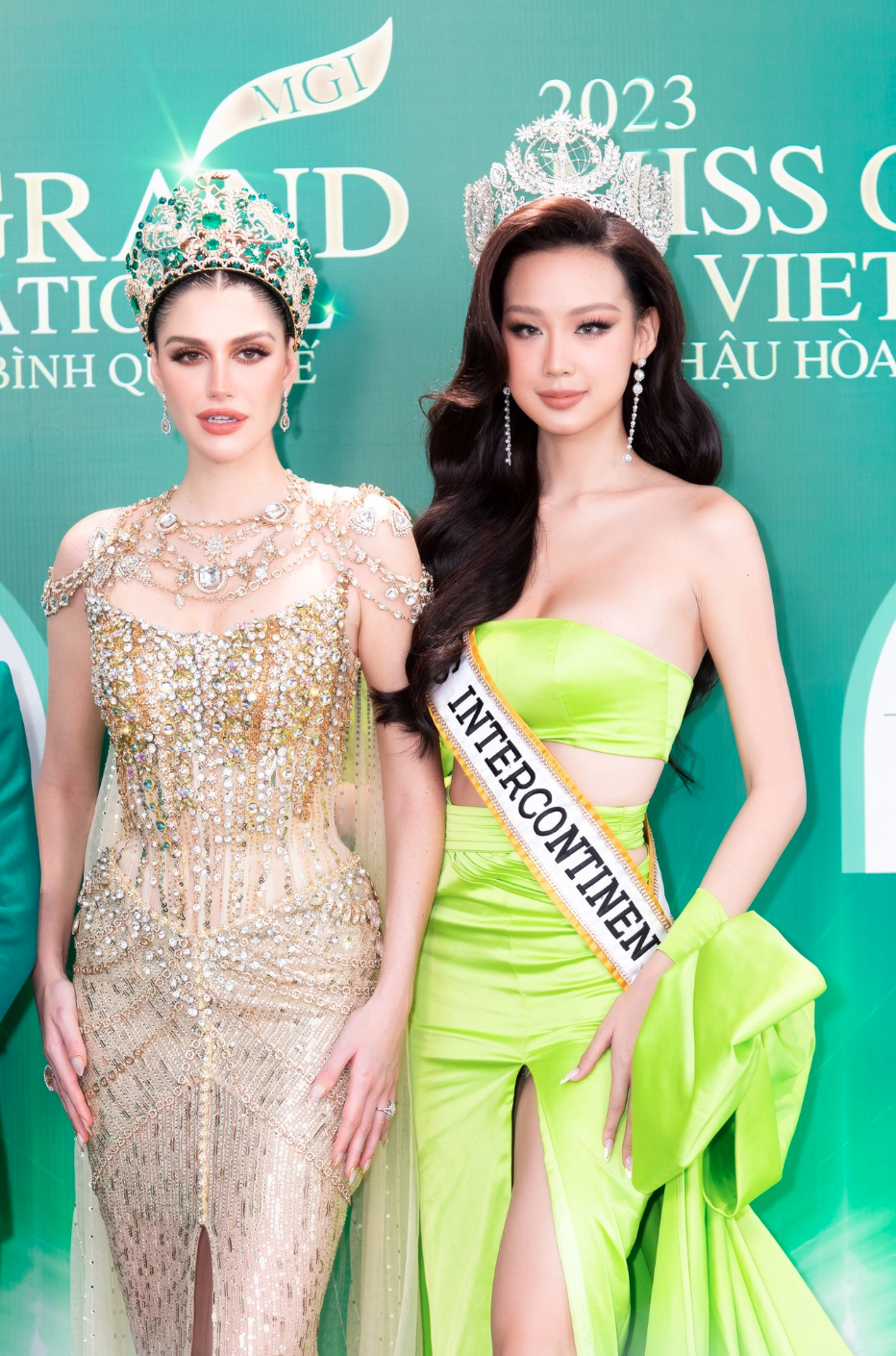 Bảo Ngọc lên tiếng về tranh cãi đeo sash khi chụp ảnh cùng Hoa hậu ...