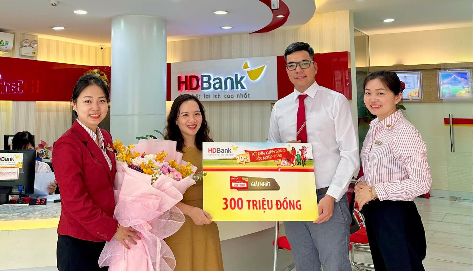 HDBank trao 10 sổ tiết kiệm cho khách hàng trúng thưởng “Tết đến xuân ...