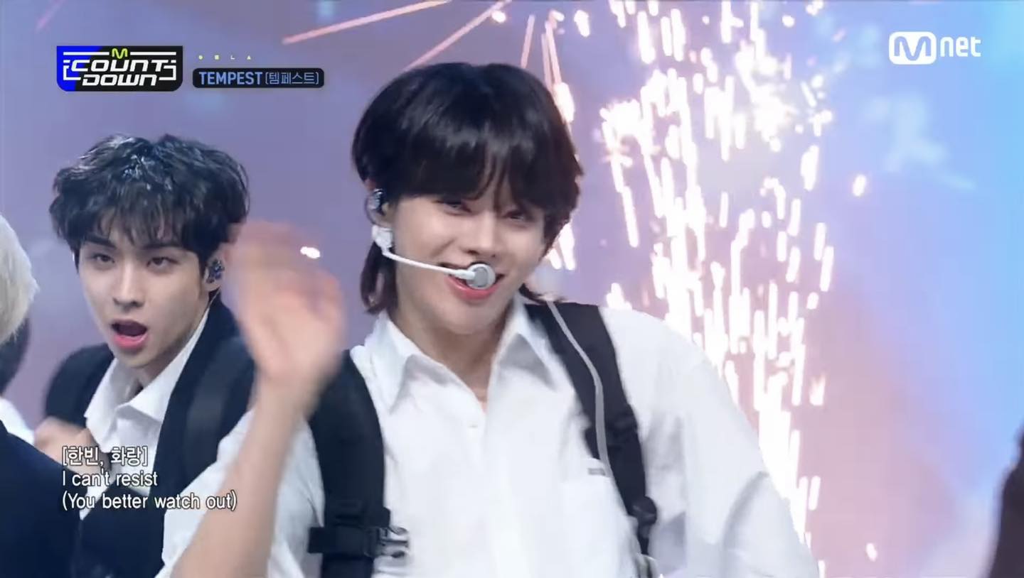 Nam idol người Việt ghi điểm khi mặc đồng phục học sinh trong show âm nhạc Hàn Quốc