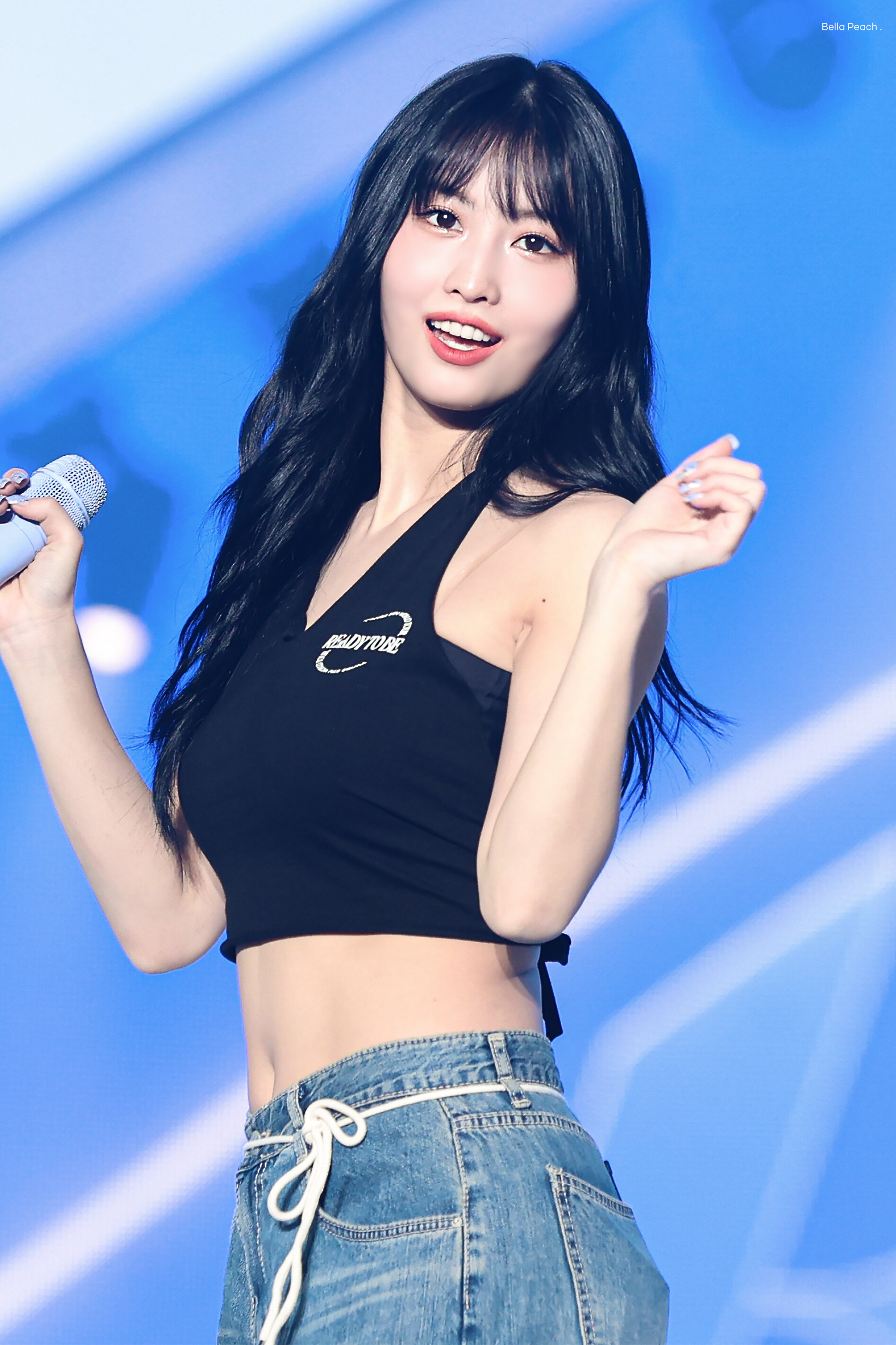 Nữ idol liên tục gặp sự cố khi đang biểu diễn