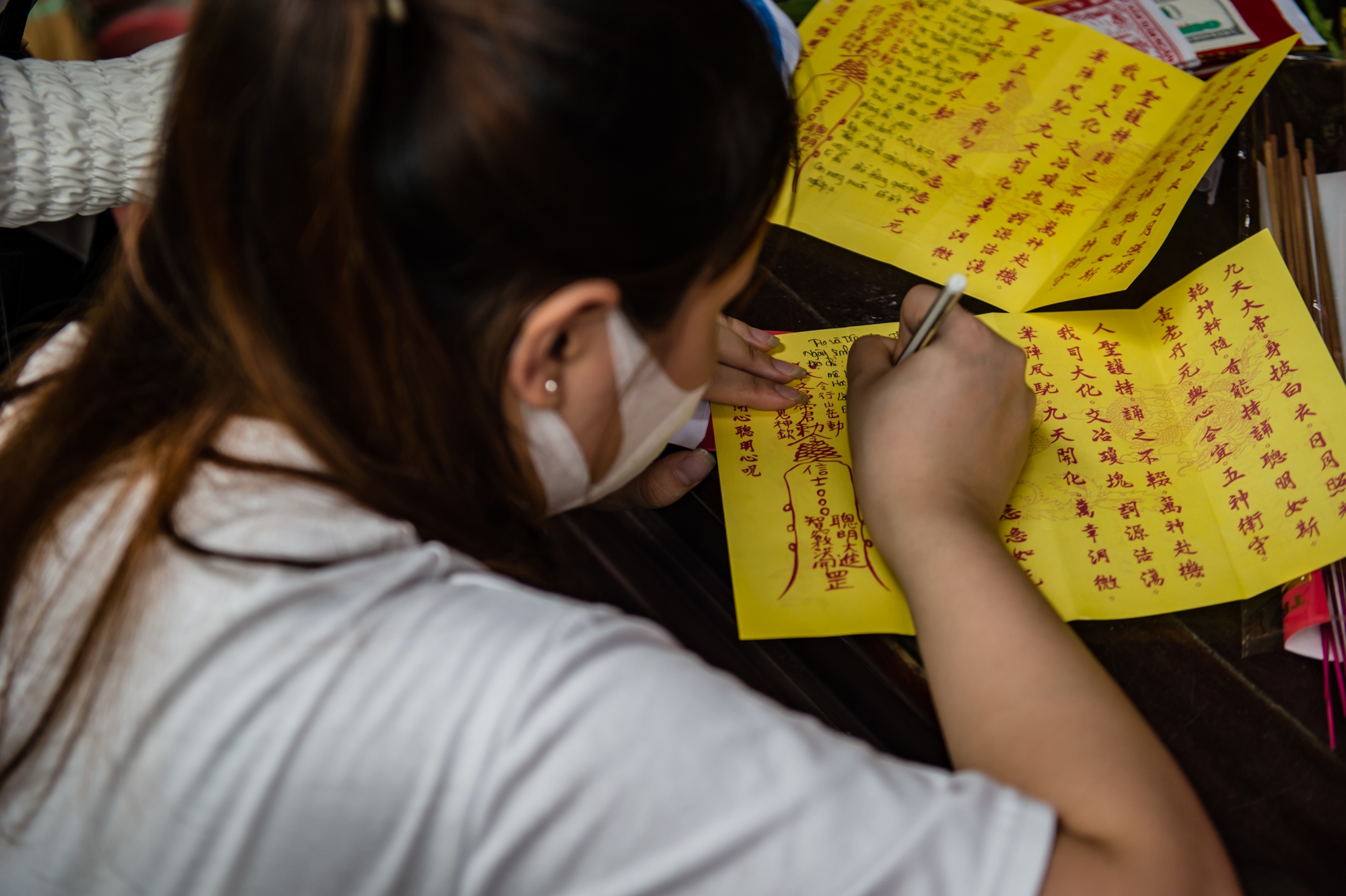 Hàng nghìn sĩ tử 2k5 cầu may trước kì thi tốt nghiệp THPT 2023 tại Văn Miếu - Quốc Tử Giám