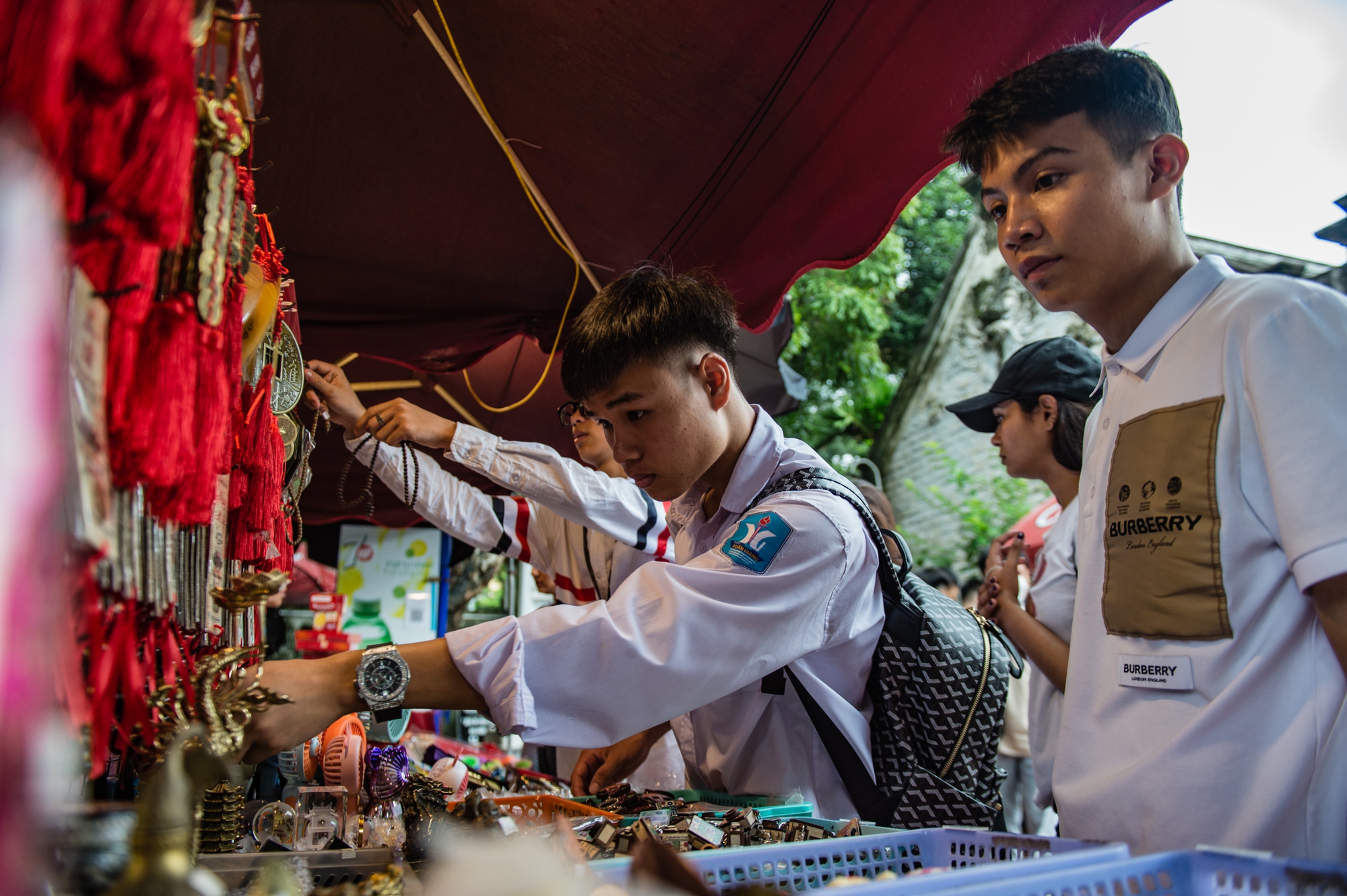 Hàng nghìn sĩ tử 2k5 cầu may trước kì thi tốt nghiệp THPT 2023 tại Văn Miếu - Quốc Tử Giám