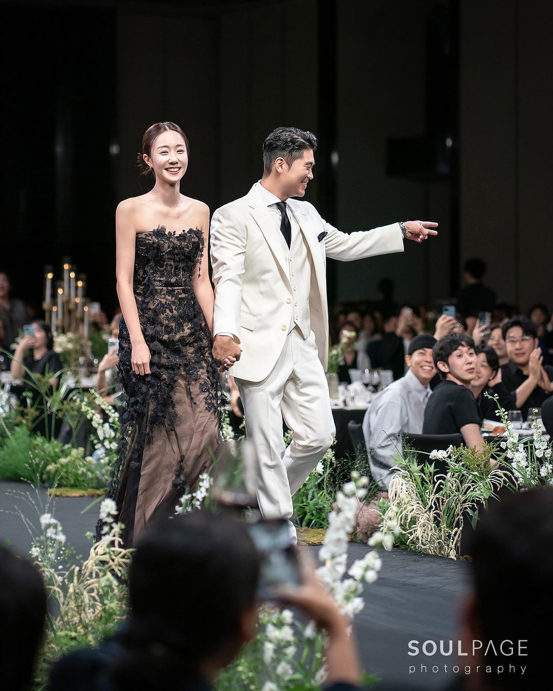 “Tình cũ Sulli” Choiza tung bộ ảnh cưới đẹp như mơ, nụ hôn nồng cháy ...