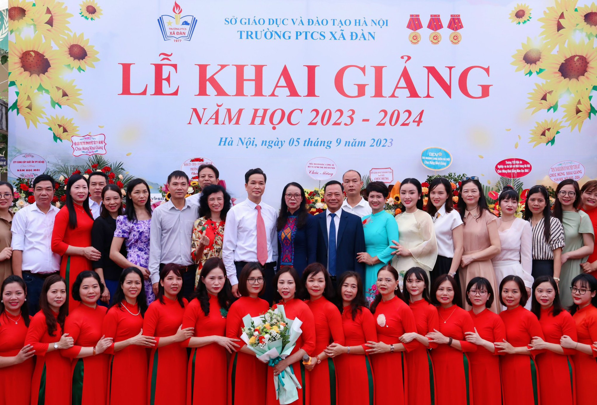 Trường PTCS Xã Đàn nhận lá cờ Đảng từ Quần đảo Trường Sa trong ngày ...