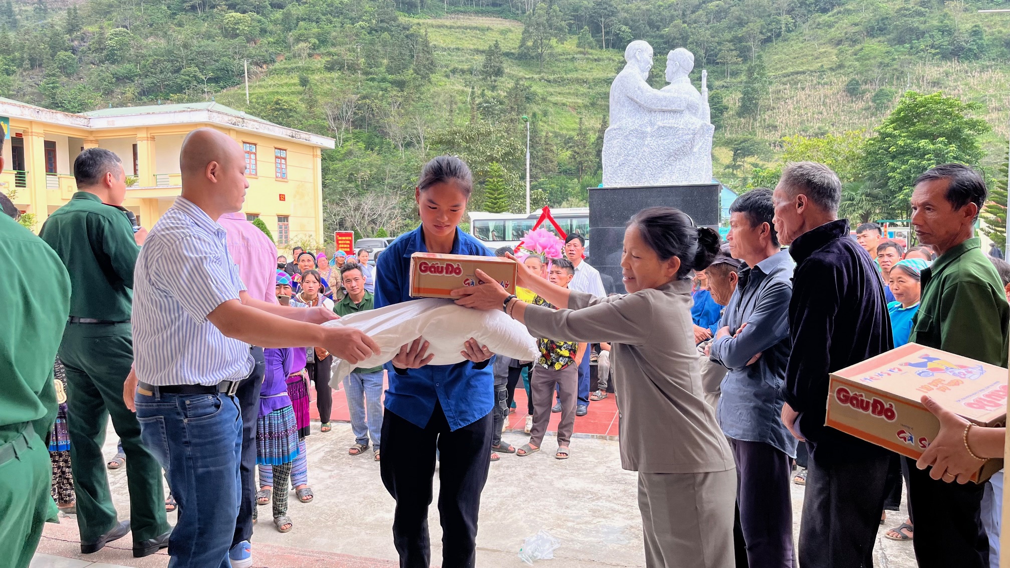 Khánh thành tượng đài "Bác Hồ với chiến sĩ Biên phòng"