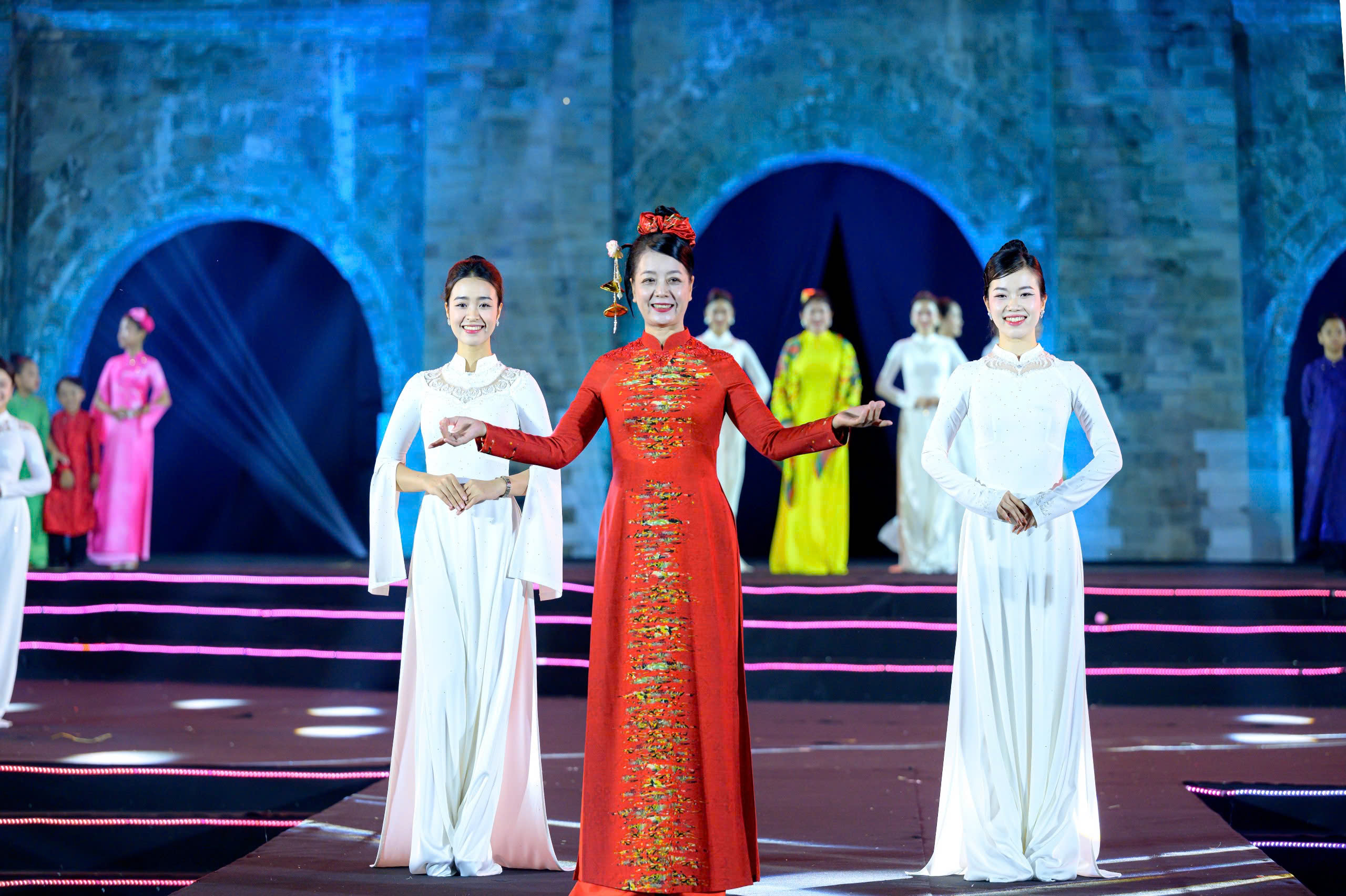 Phu nhân Đại sứ Séc, Haiti duyên dáng với áo dài lấy cảm hứng từ kiệt ...