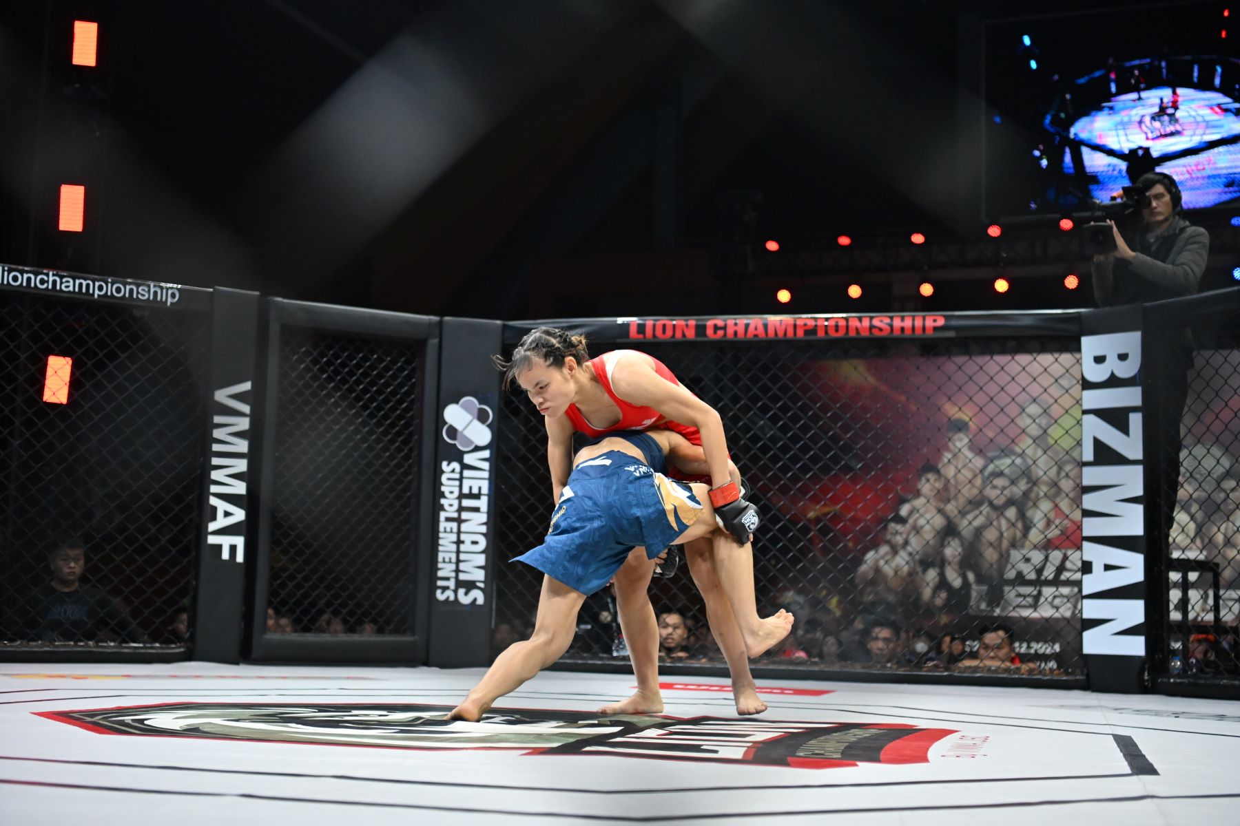 Nữ võ sĩ dân tộc Thái chiến thắng ấn tượng tại giải đấu MMA chuyên nghiệp