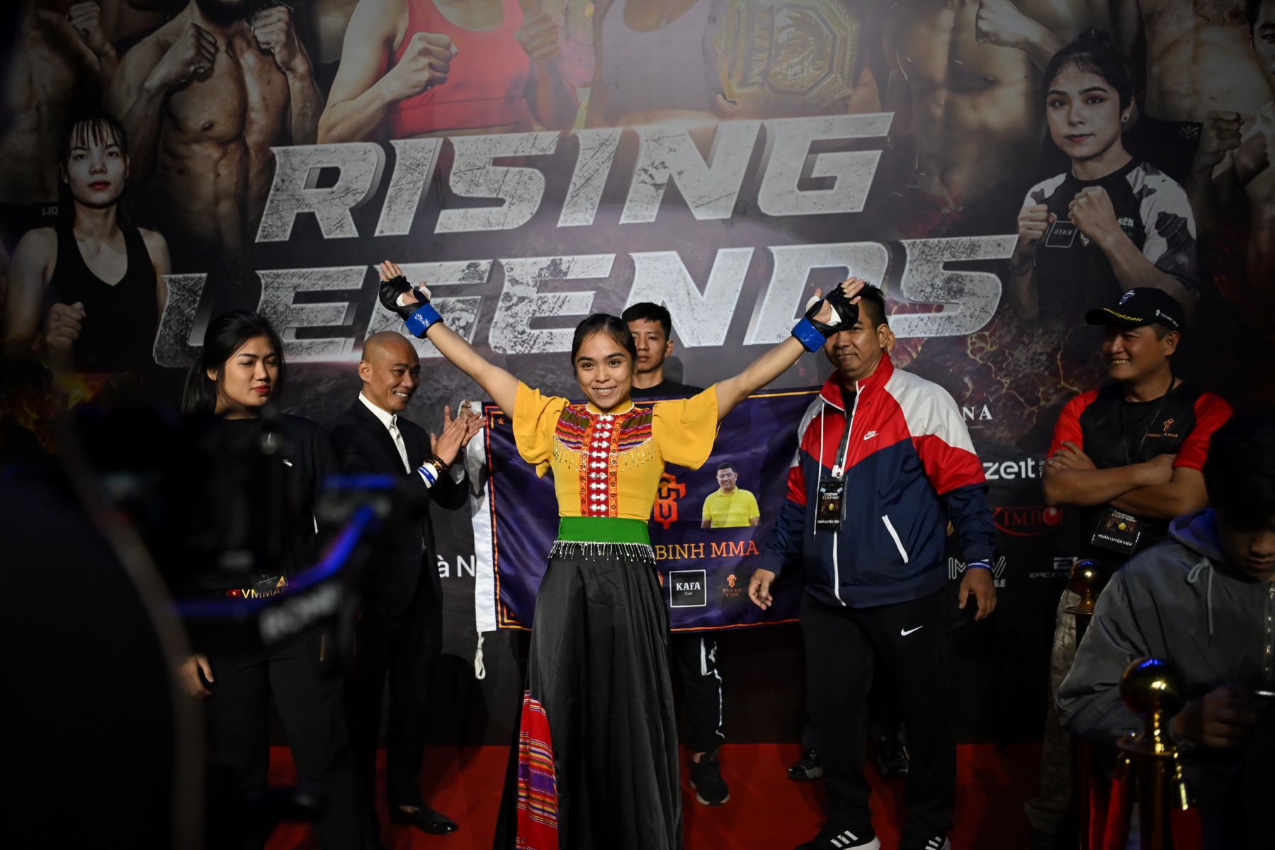 Nữ võ sĩ dân tộc Thái chiến thắng ấn tượng tại giải đấu MMA chuyên nghiệp