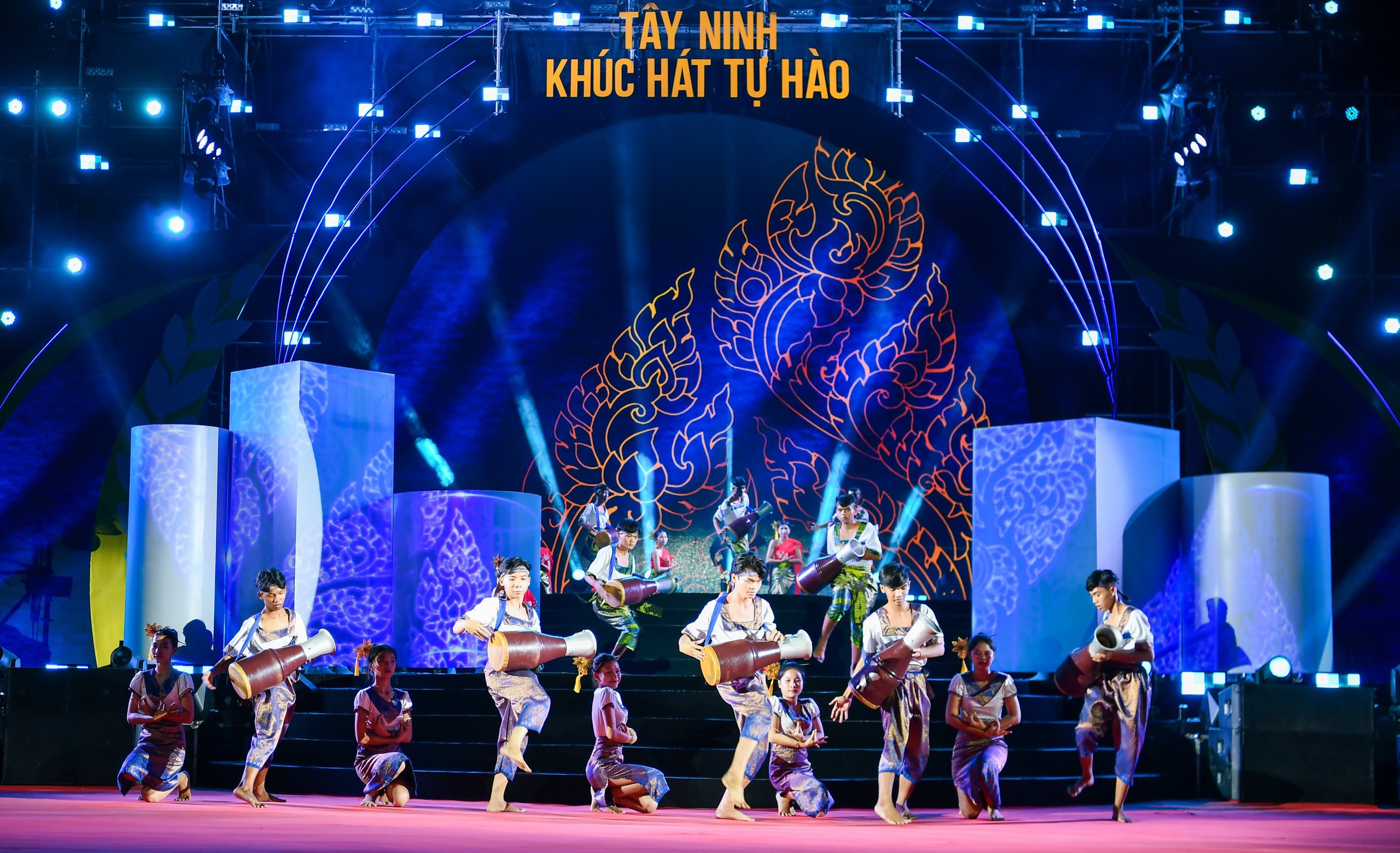 Núi Bà Đen chật kín du khách xem bắn pháo hoa và chương trình nghệ ...
