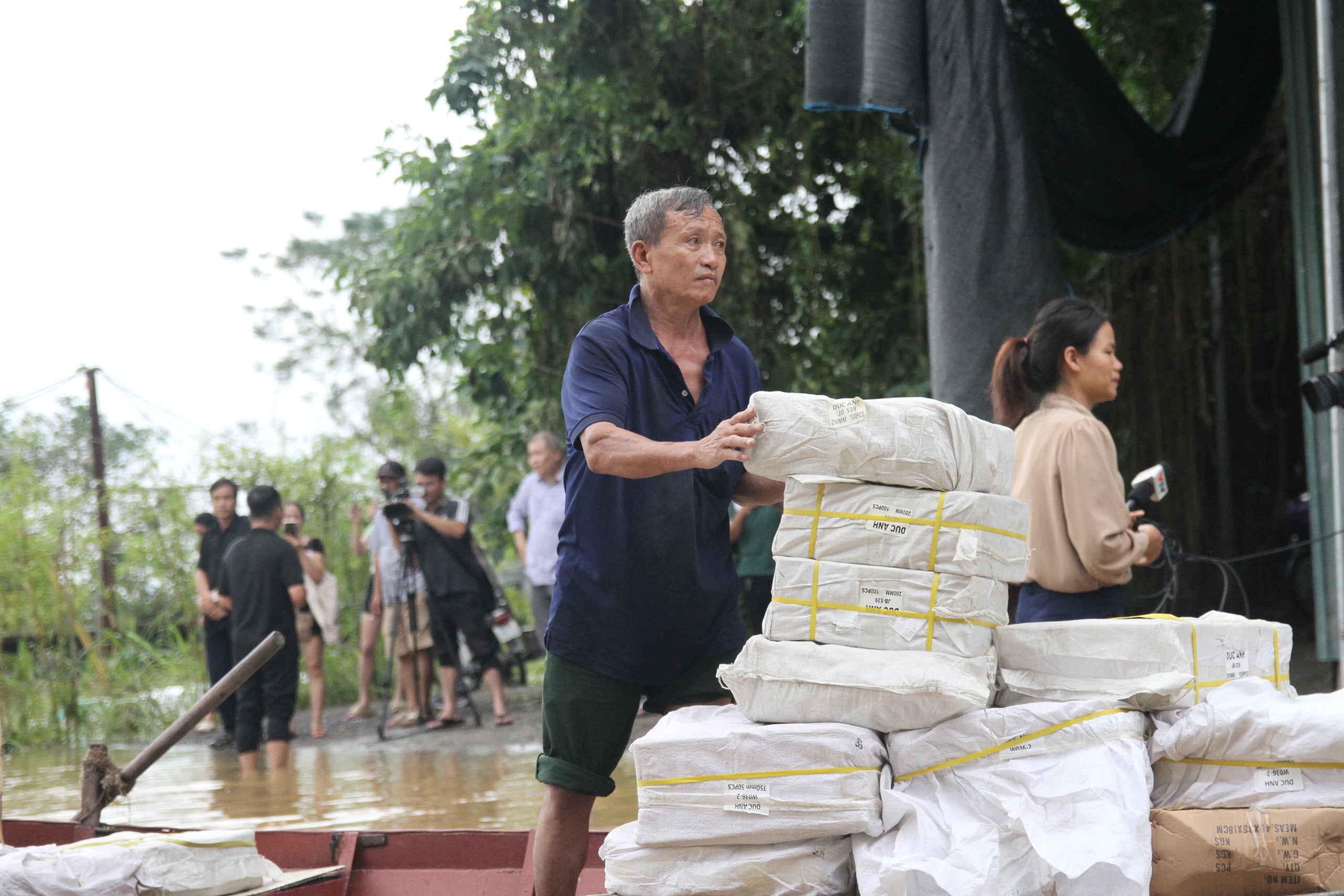 Nước sông Hồng dâng cao, người dân khẩn trương di dời đồ đạc