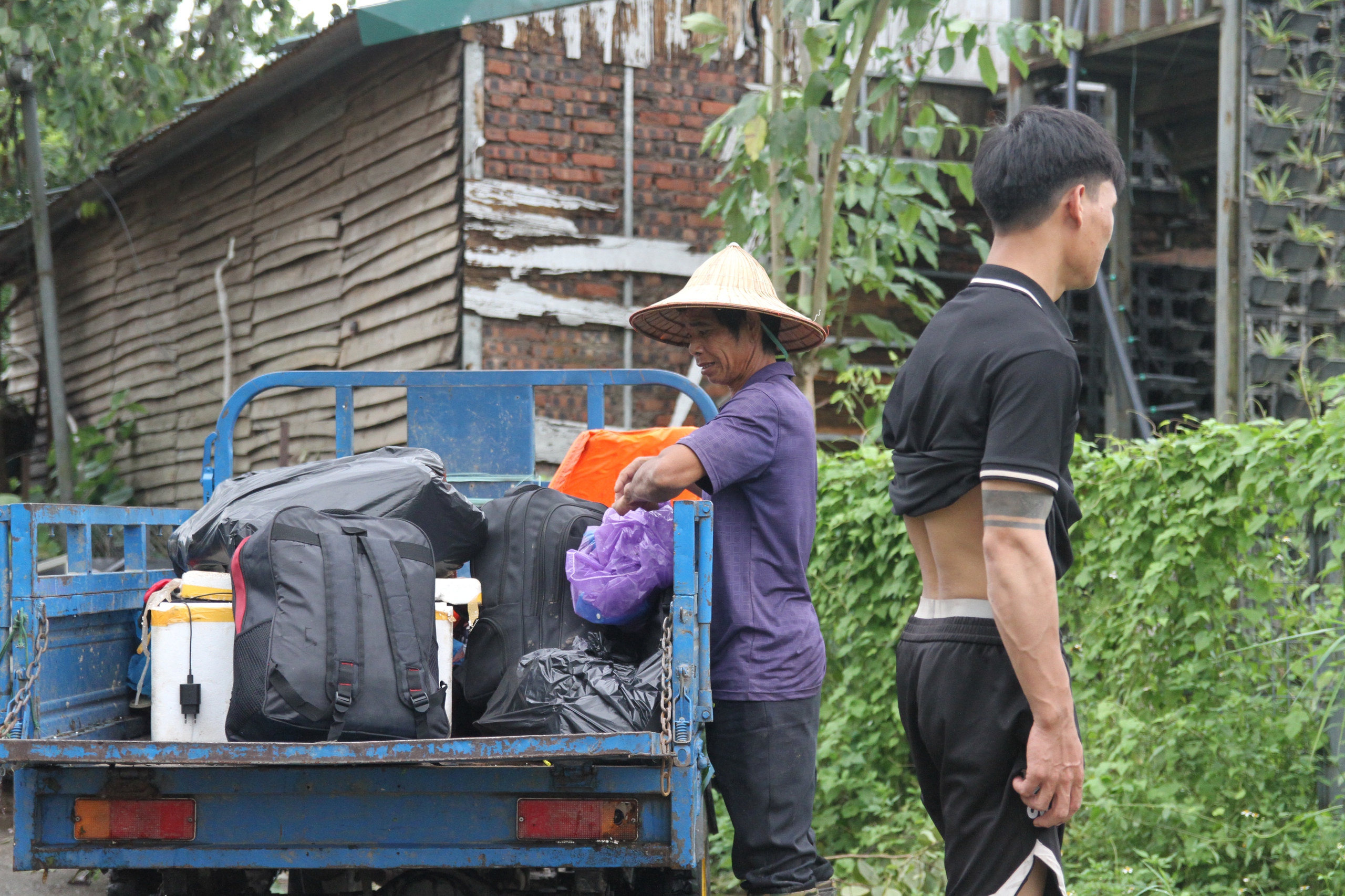 Nước sông Hồng dâng cao, người dân khẩn trương di dời đồ đạc