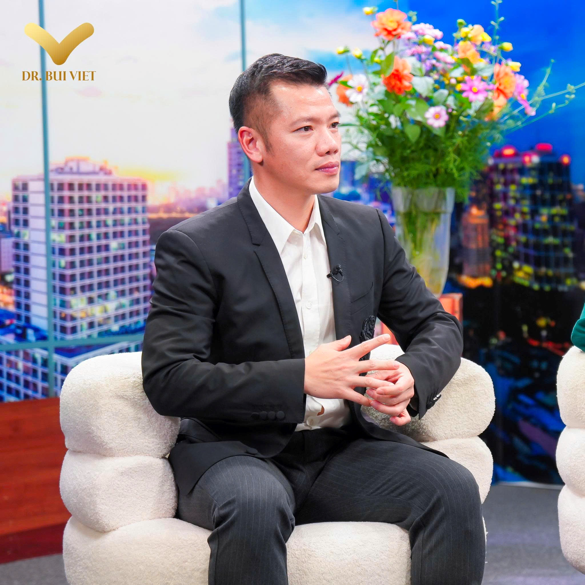 DR. Bùi Việt chia sẻ xu hướng thẩm mỹ 2025 - đẹp bền vững từ trong ra ngoài
