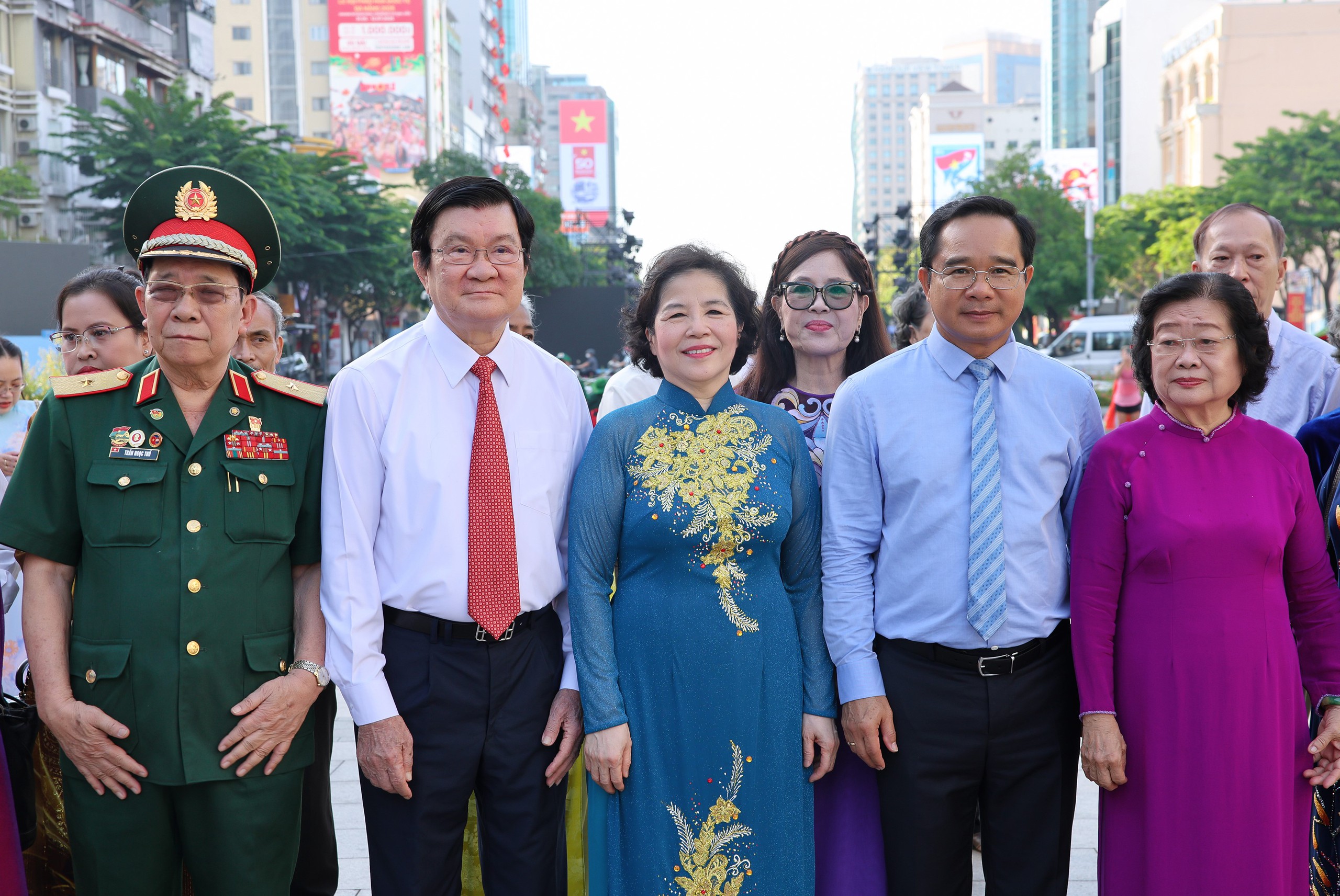 Der Arbeitsheld Mai Kieu Lien wurde anlässlich des 50. Jahrestages der nationalen ...