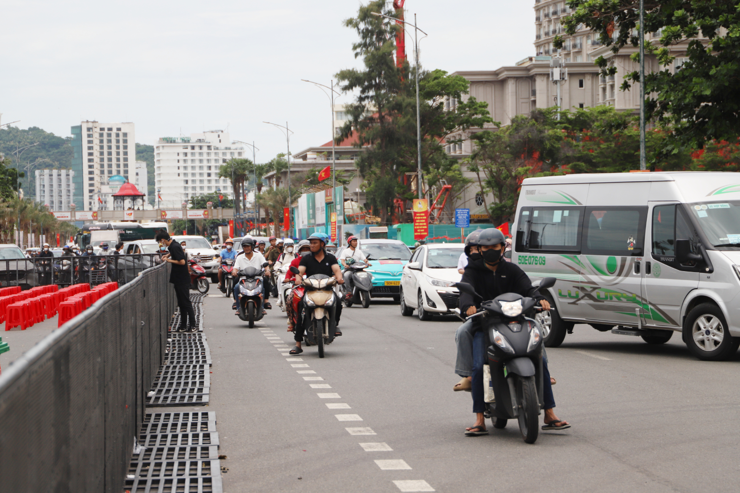 Du khách thích thú check-in tháp Tam Thắng ở biển Vũng Tàu
