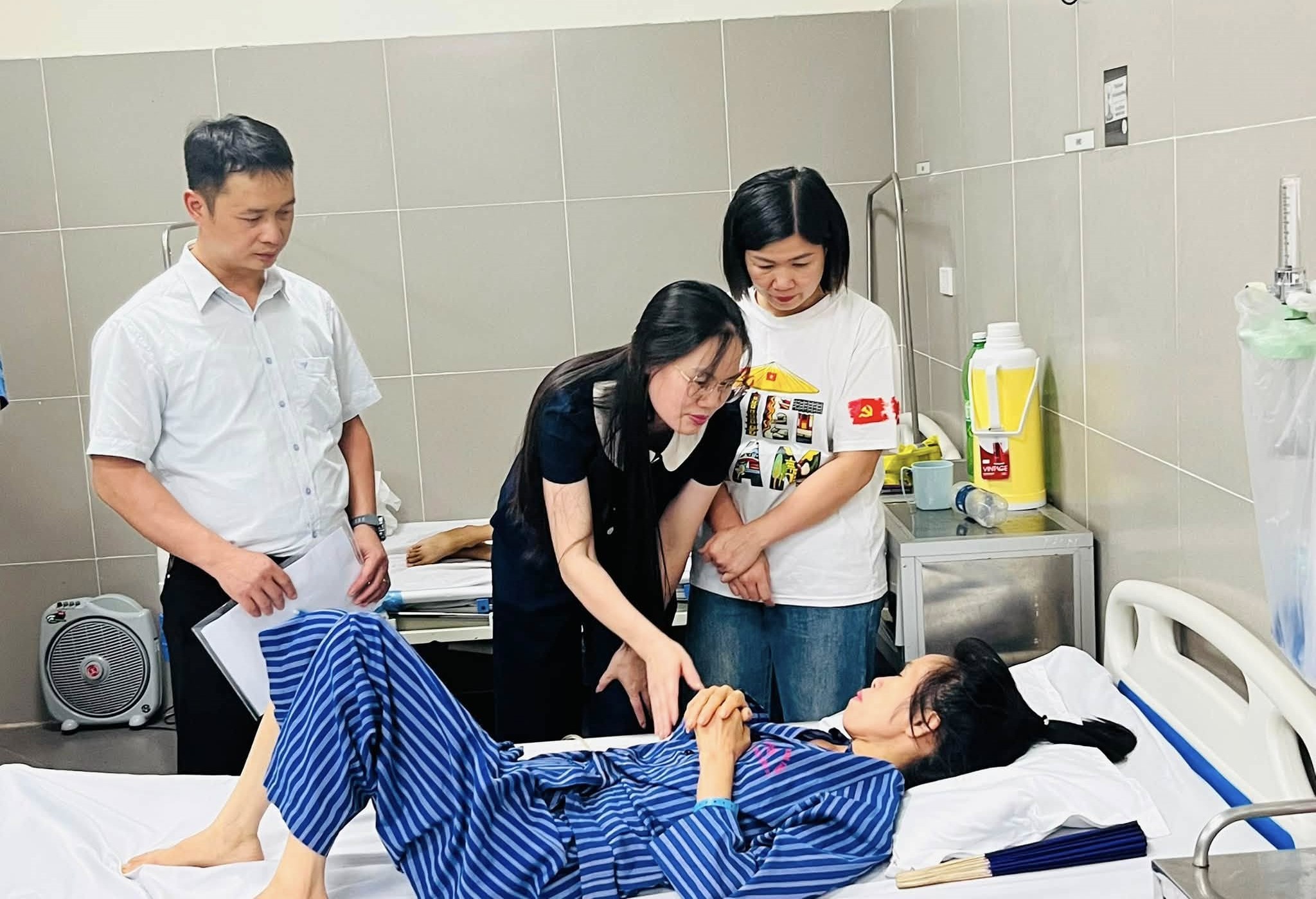 Mẹ con nam sinh khuyết tật thoát khỏi tử thần nhờ sự cưu mang của cộng đồng