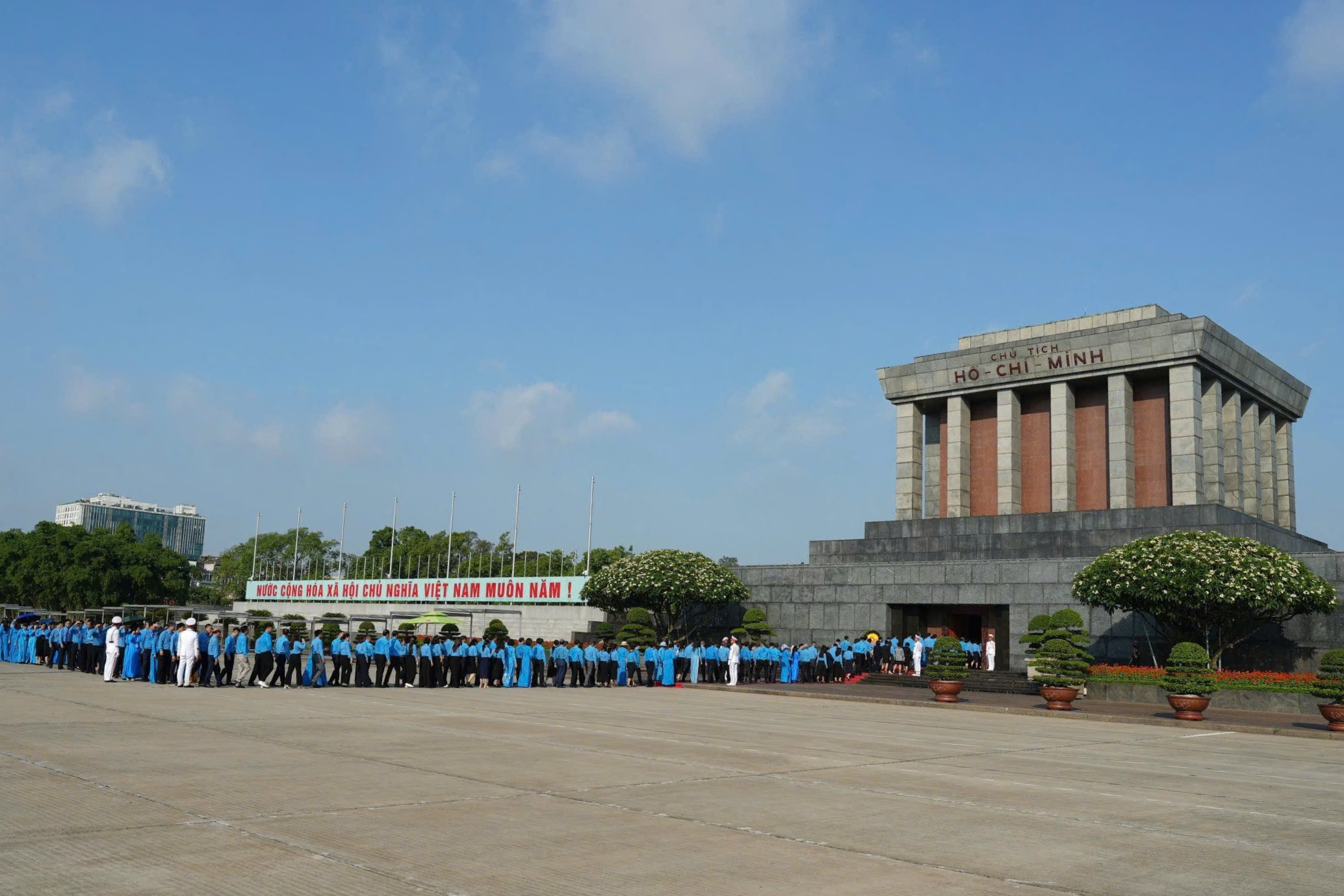 Delegates attending the 14th Congress of the Vietnam Trade Union visit ...