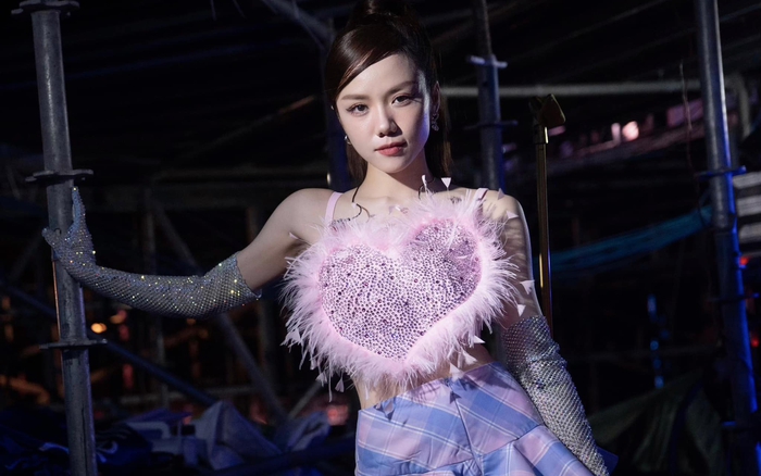 Cứ đi diễn là Phương Ly lại gây sốt MXH: Xinh như "tiên nữ giáng trần ...