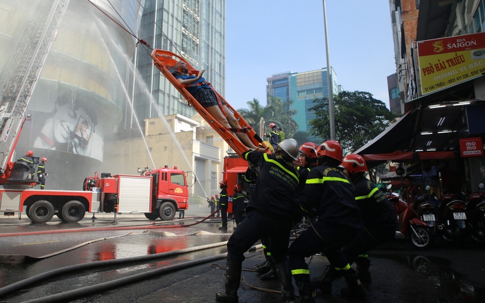 Cận cảnh hơn 1.000 người diễn tập PCCC và CHCN tại TPHCM » Báo Phụ Nữ ...