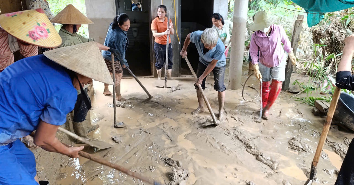 Phụ nữ miền núi Con Cuông chung tay khắc phục hậu quả lũ lụt