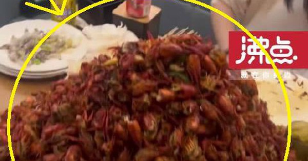 Đi ăn buffet, 6 người “đánh chén” hết 30 đĩa tôm hùm đất