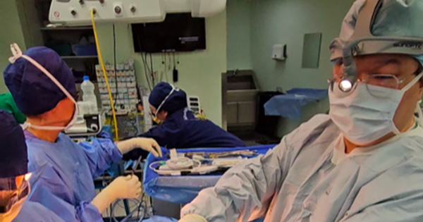 Bị ung thư phổi, người đàn ông tự tay chẻ đôi điếu cày