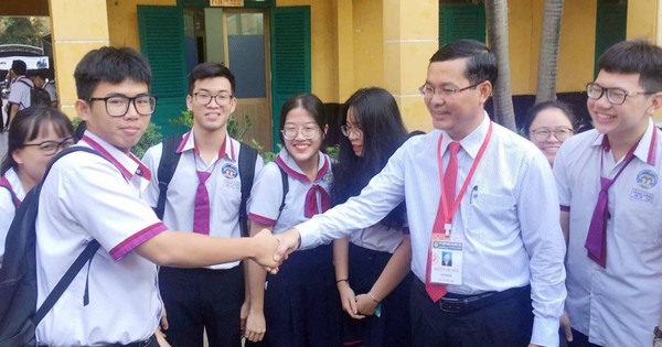 Thứ trưởng Bộ GD&ĐT Nguyễn Văn Phúc kiểm tra công tác thi THPT Quốc gia ...