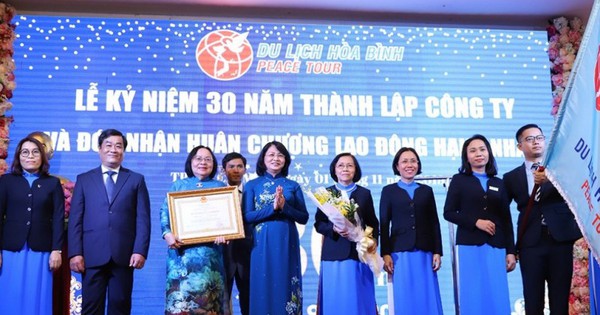 Công ty Du lịch Hòa Bình đón nhận Huân chương Lao động hạng Nhất